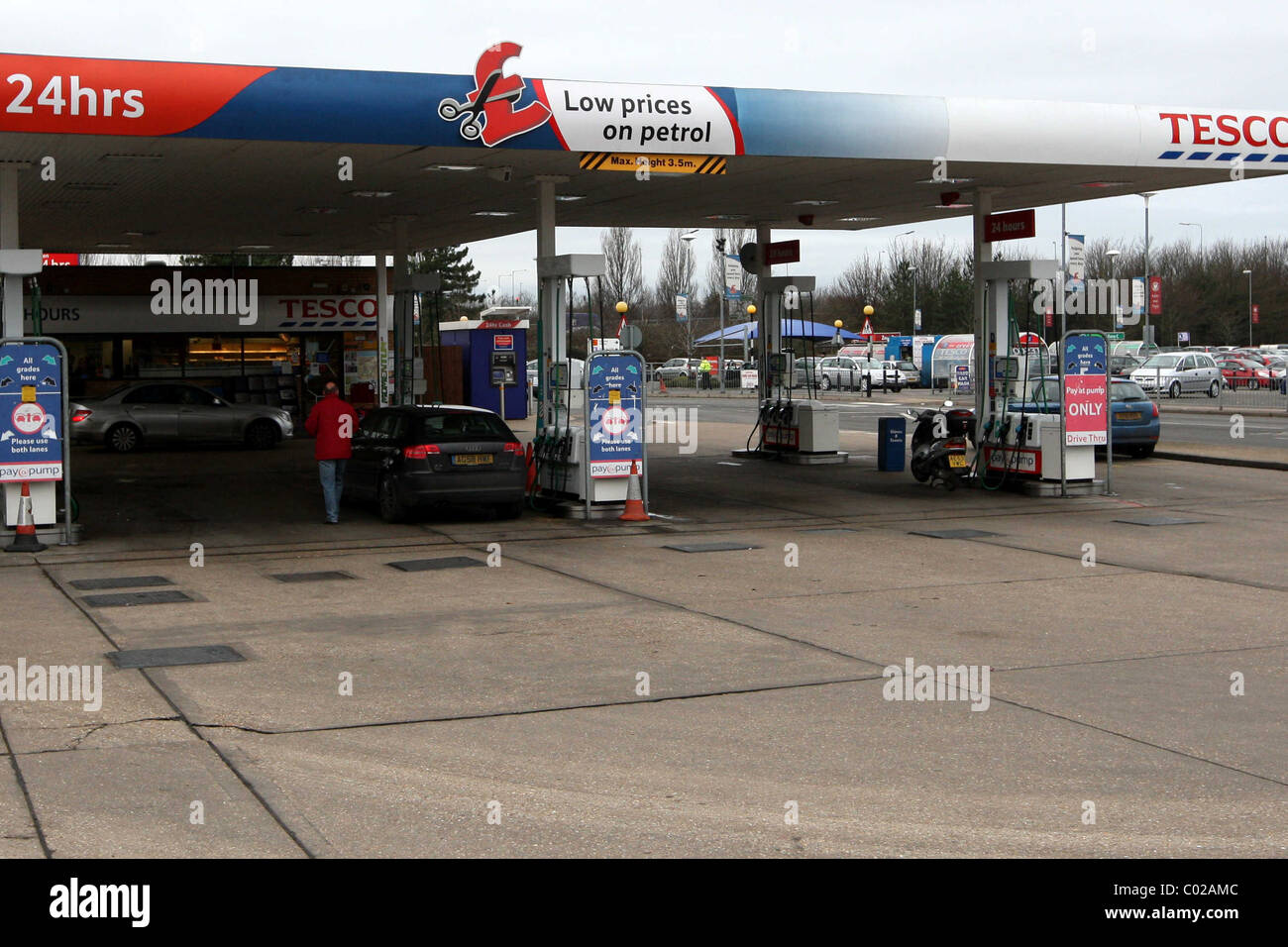 PEOPLE FILLING UP CARS AT PETROL STATION Stock Photo - Alamy