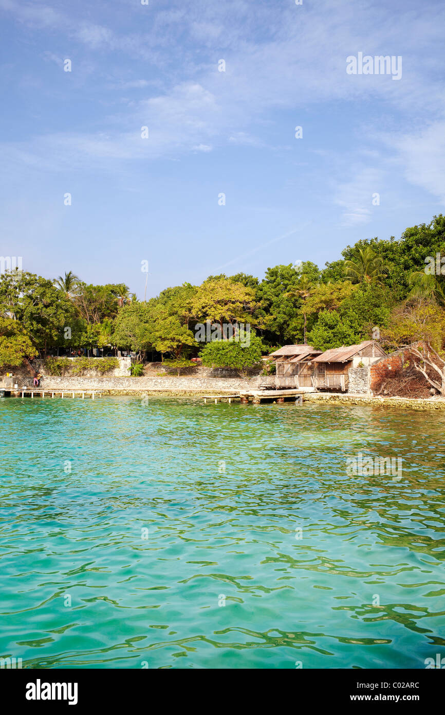 wooden huts on shore turquoise see, Colombia Stock Photo - Alamy