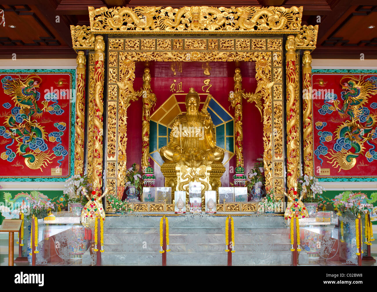 Gold alter hi-res stock photography and images - Alamy