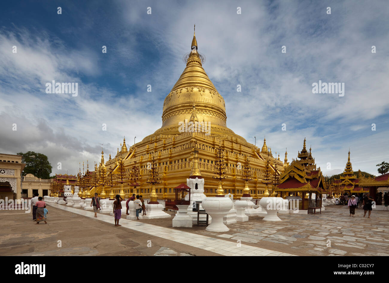 The shwezigon pagoda shwezigon paya hi-res stock photography and images ...