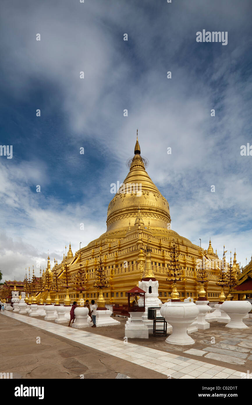 The shwezigon pagoda shwezigon paya hi-res stock photography and images ...