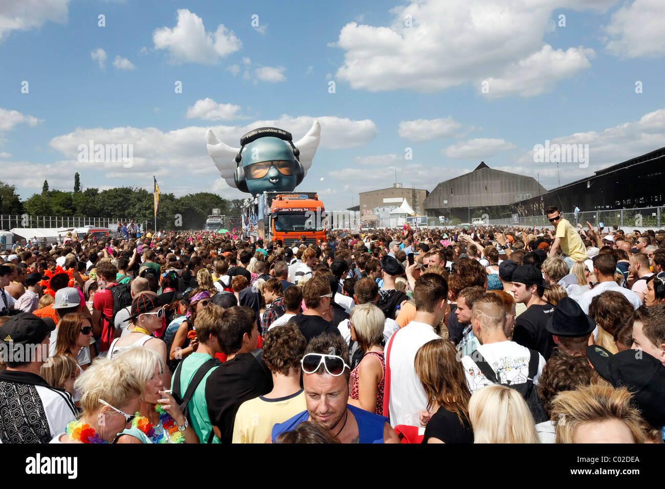 Crowding of people hi-res stock photography and images - Alamy