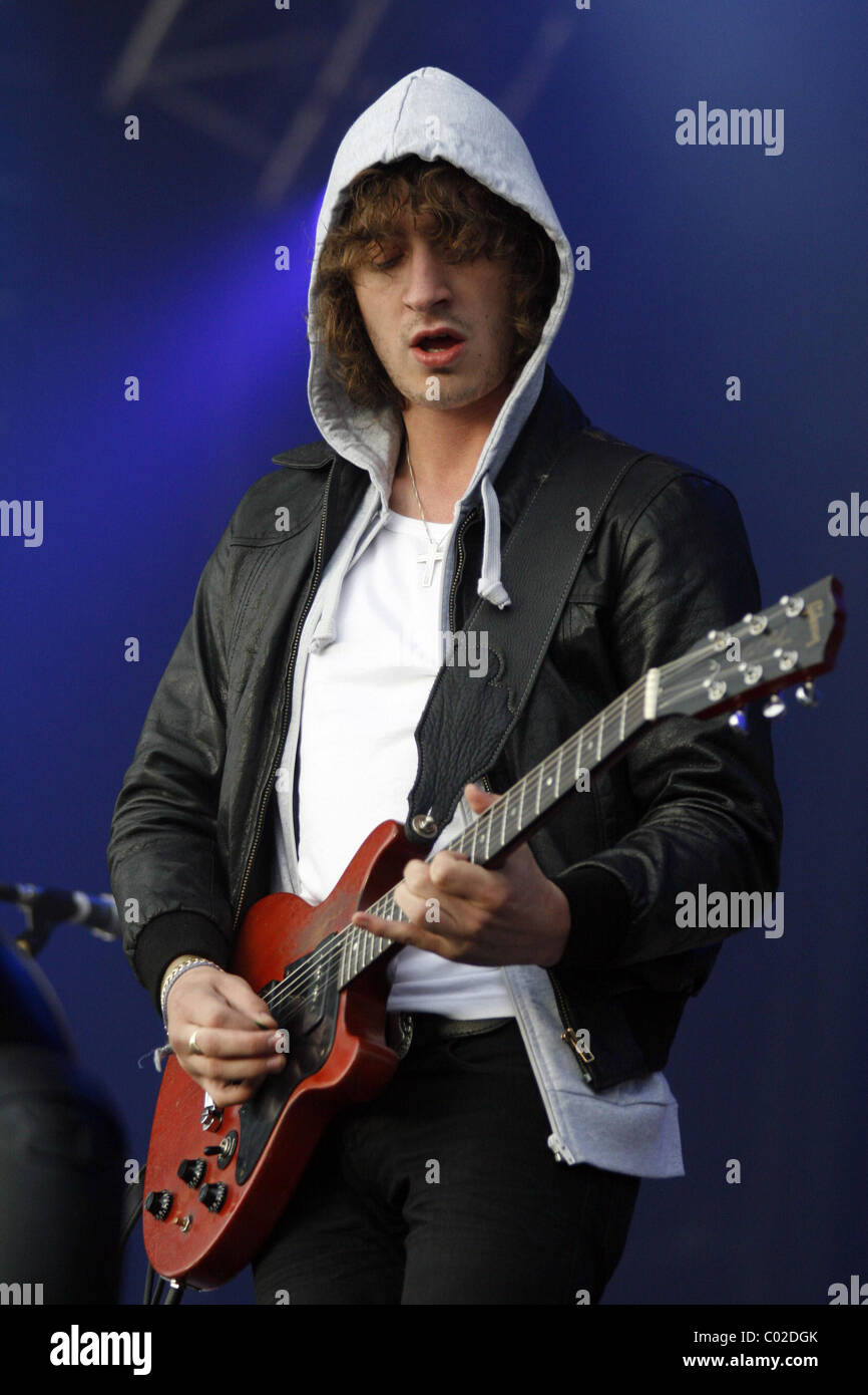Peter Reilly The View's guitarist performs at the Tennants Vital 07 ...