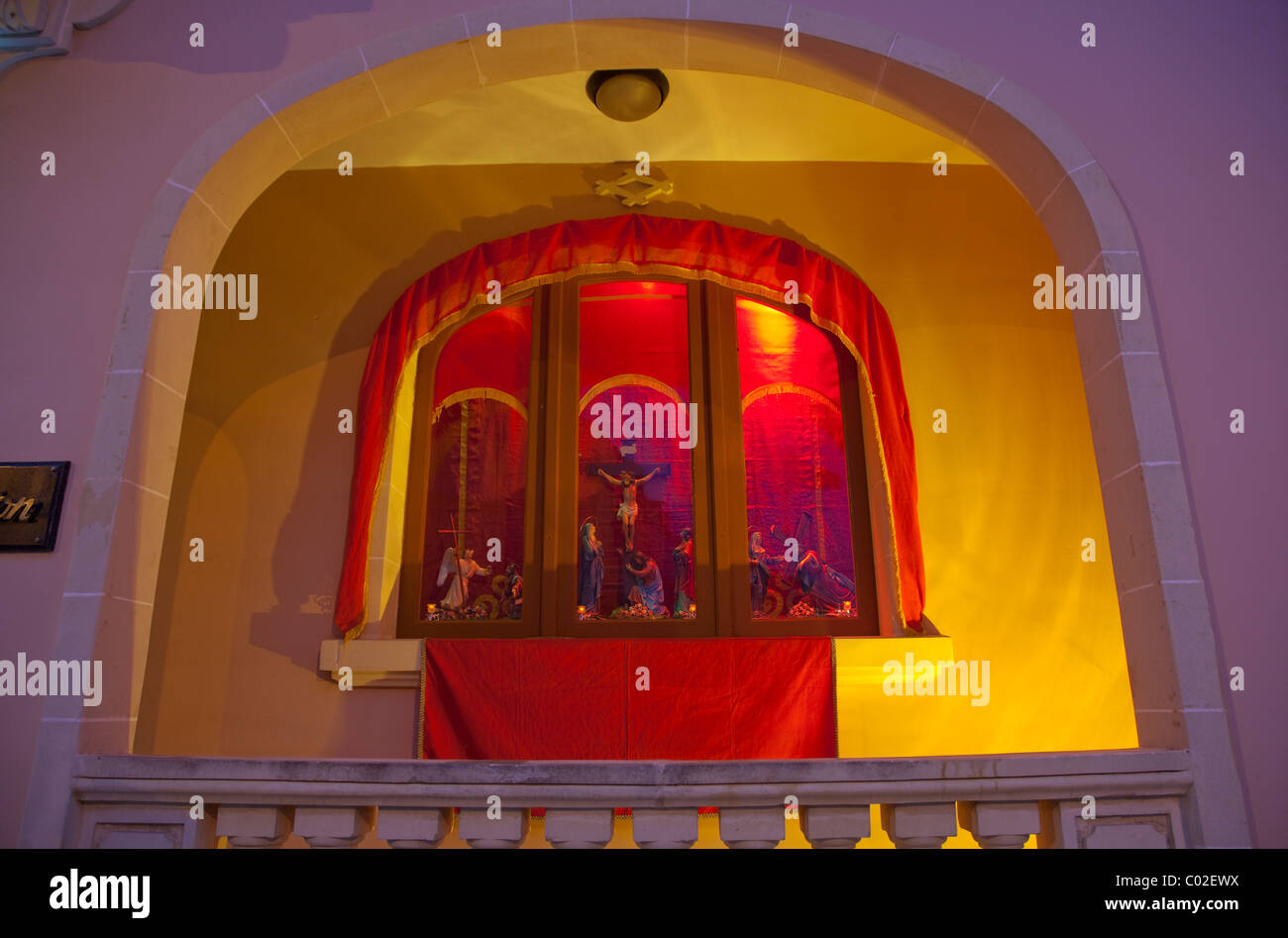 Dressing up statues hi-res stock photography and images - Alamy