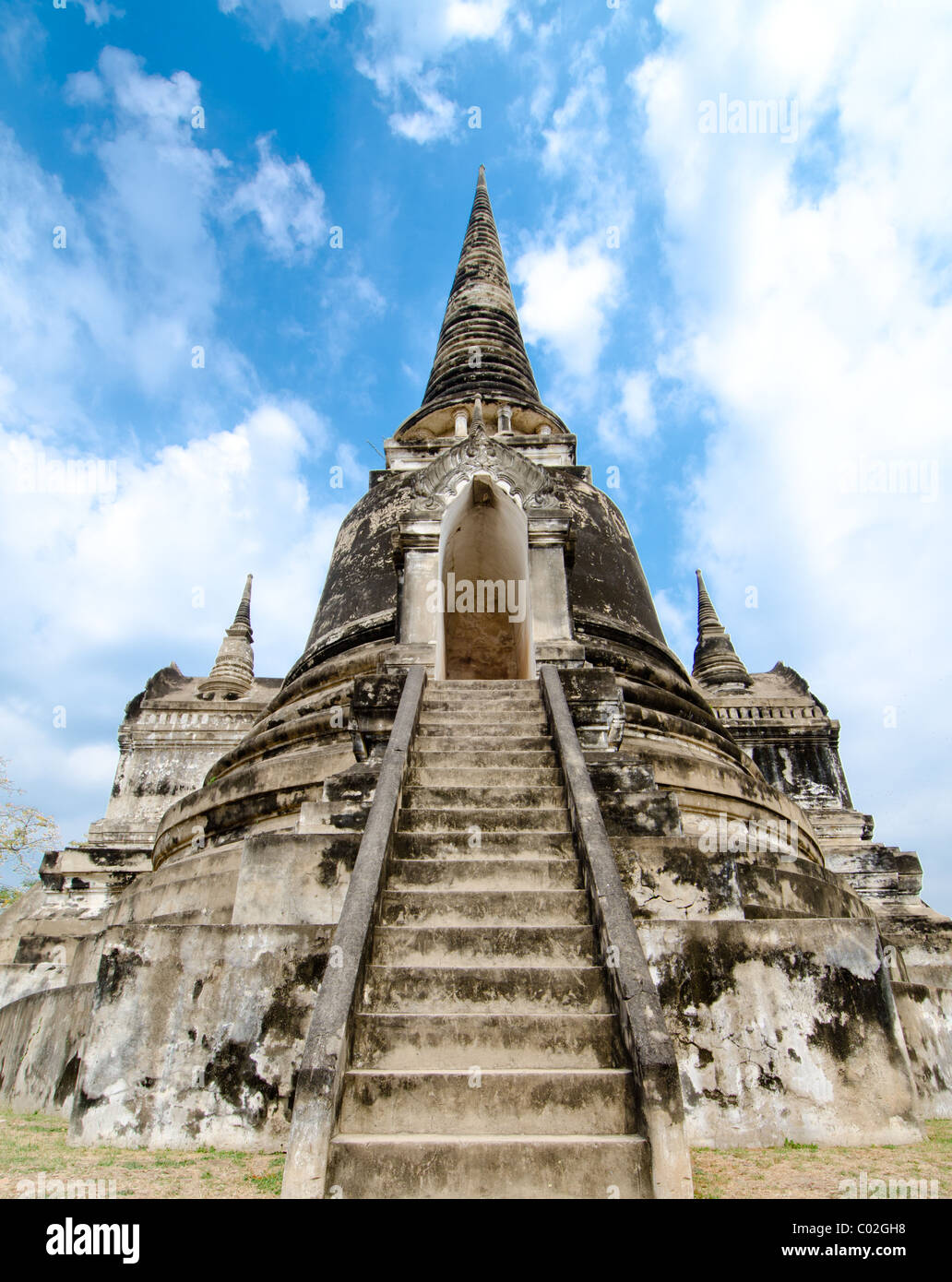 Ancient temple ruins in Ayutthaya Thailand Stock Photo - Alamy