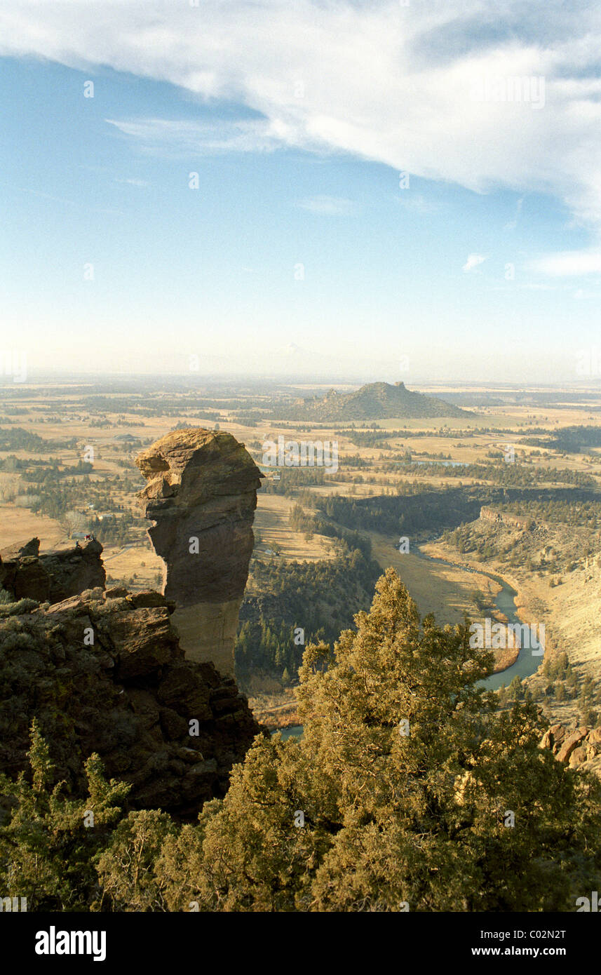 The famous Monkey Face rock in the rock climbing paradise Smith Rock ...