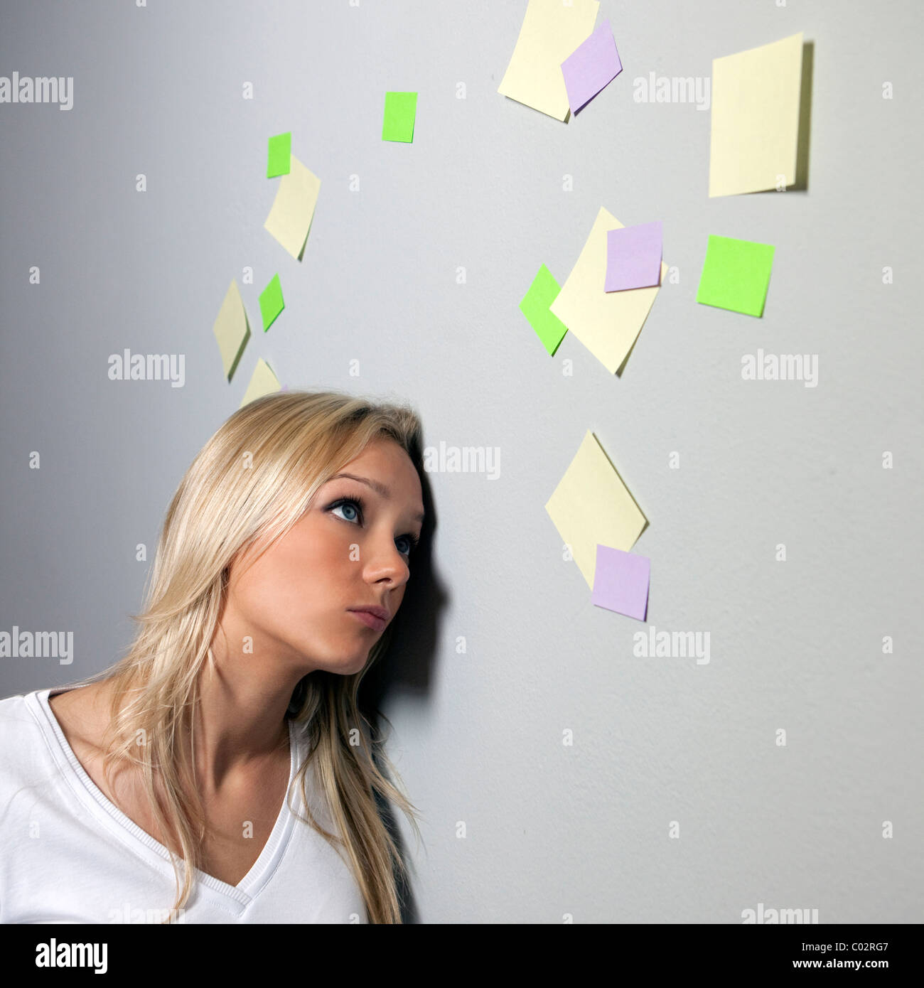 woman, post-it note on wall Stock Photo - Alamy