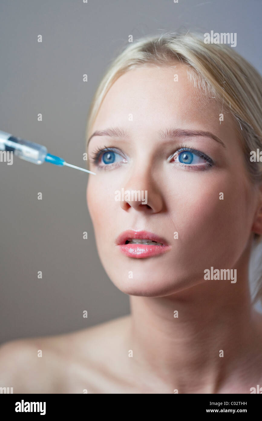 woman makes a botox injection Stock Photo - Alamy