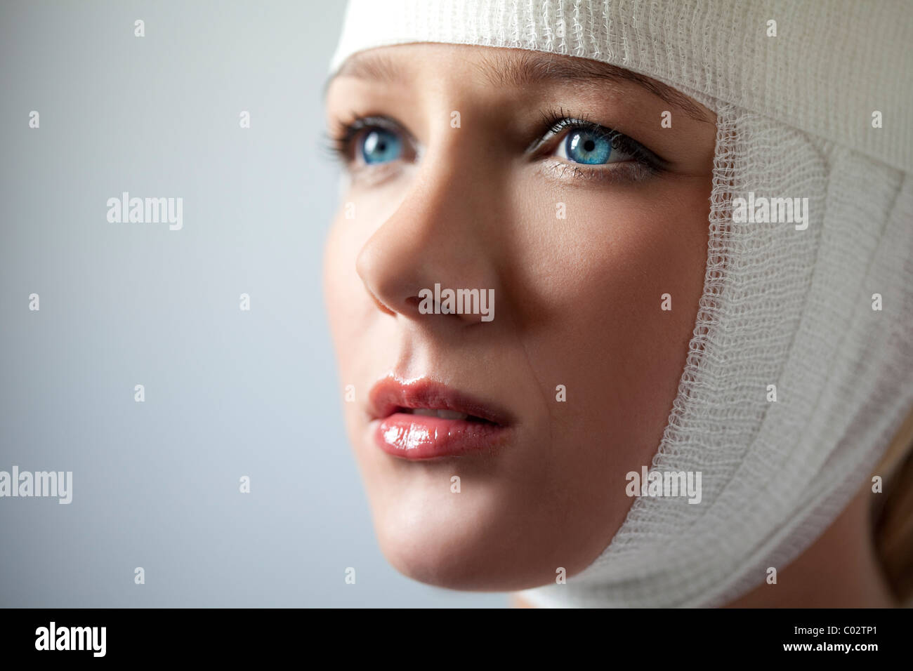 Head bandage hi-res stock photography and images - Alamy