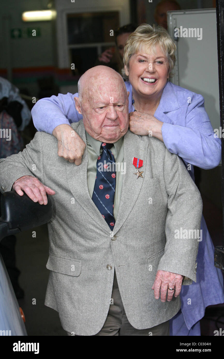 Mickey wife jan chamberlain leave hi-res stock photography and images ...