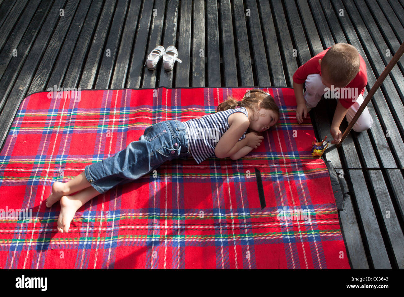 two kids playing Stock Photo - Alamy
