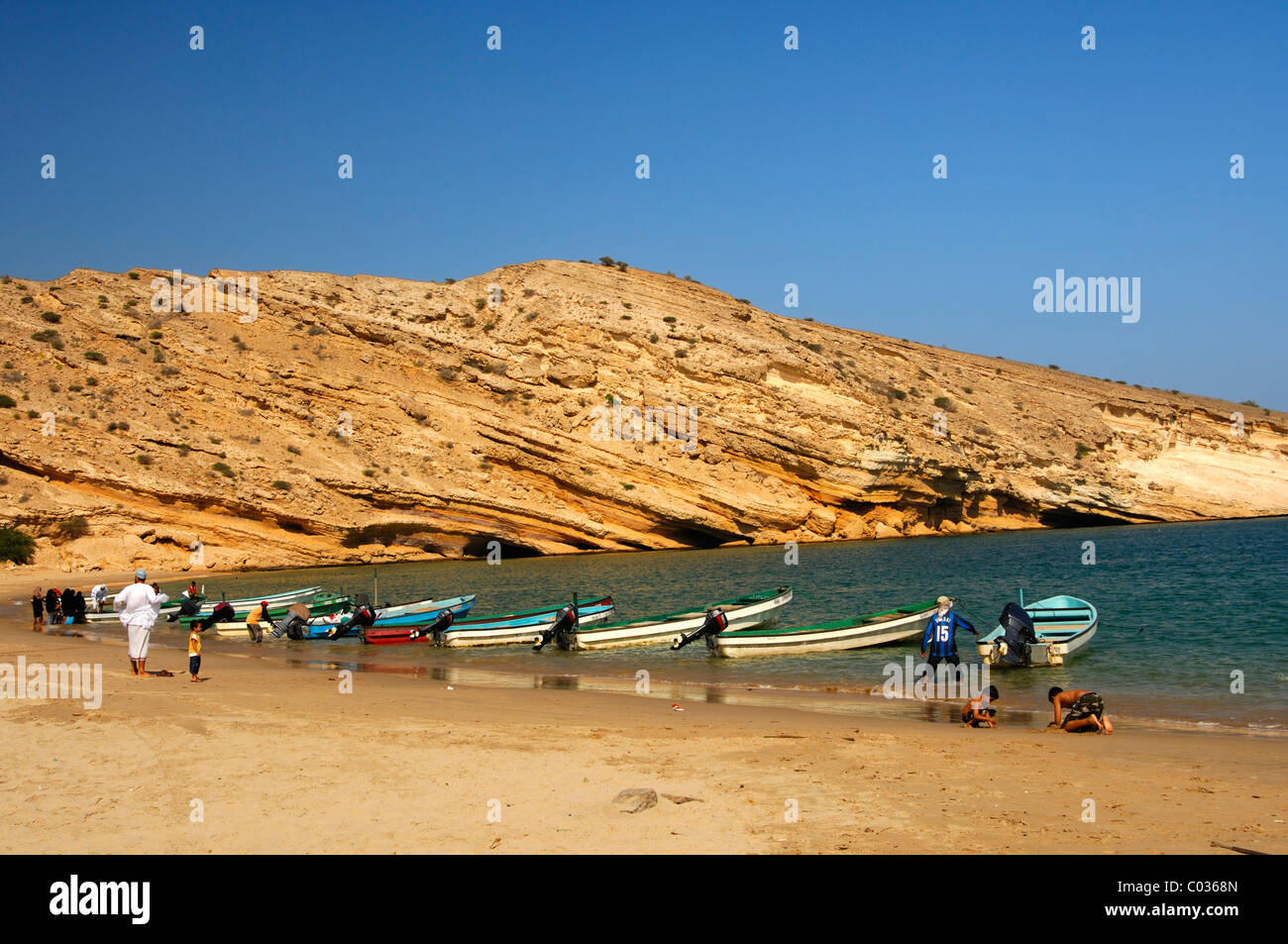 Motorboats on Quantab beach in the picturesque Barr Al Jissah bay, Gulf ...