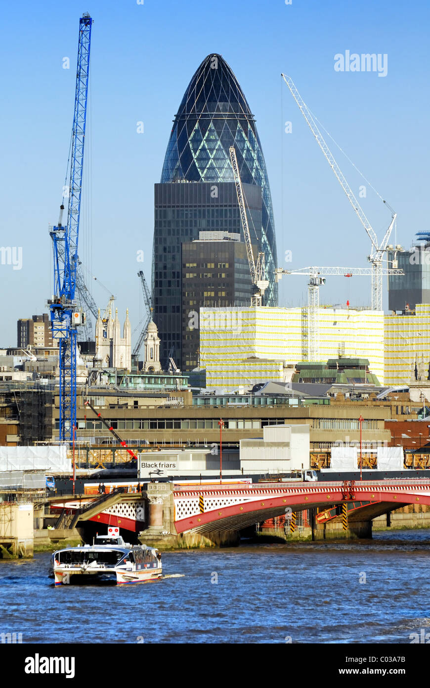 Modern city of london skyline hi-res stock photography and images - Alamy