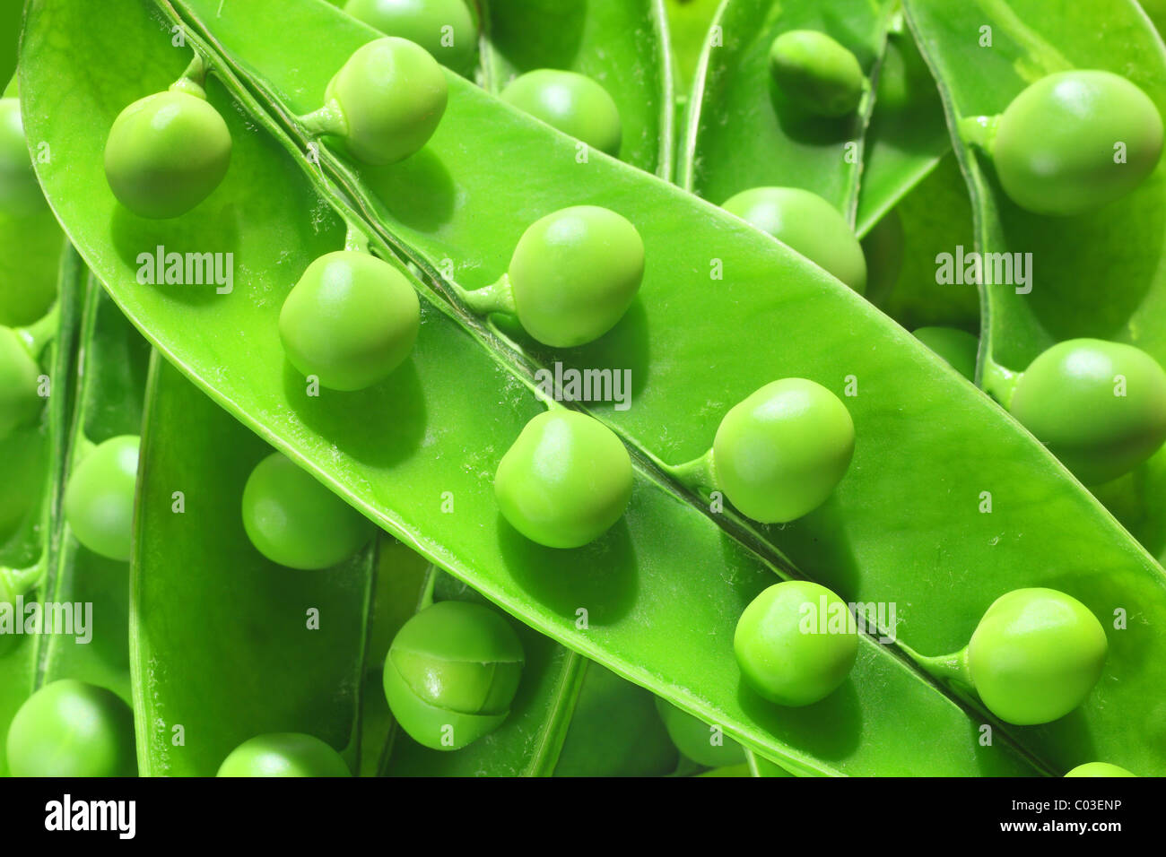 Full pea pod hi-res stock photography and images - Alamy