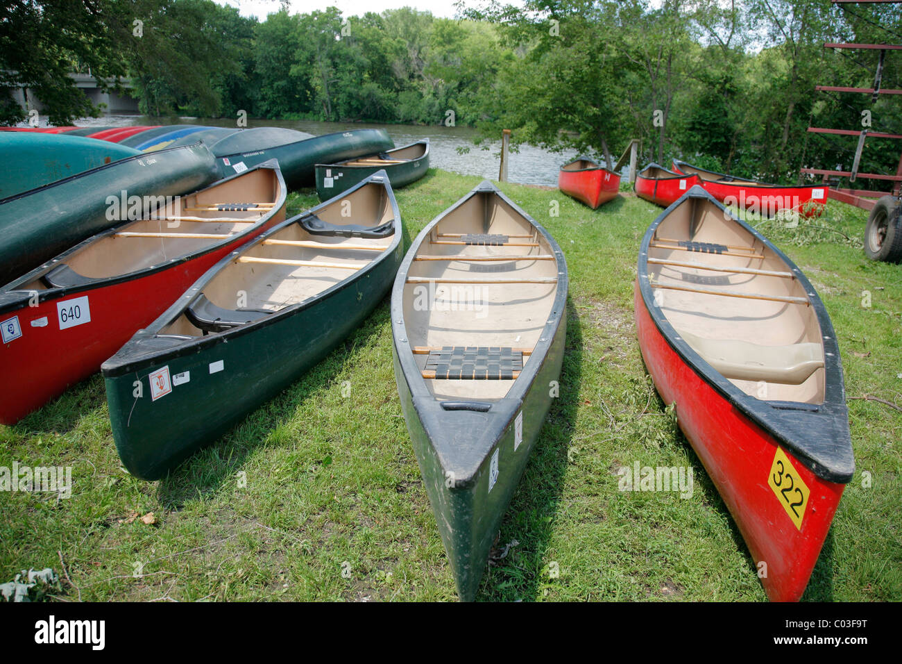 Line of canoes hi-res stock photography and images - Alamy