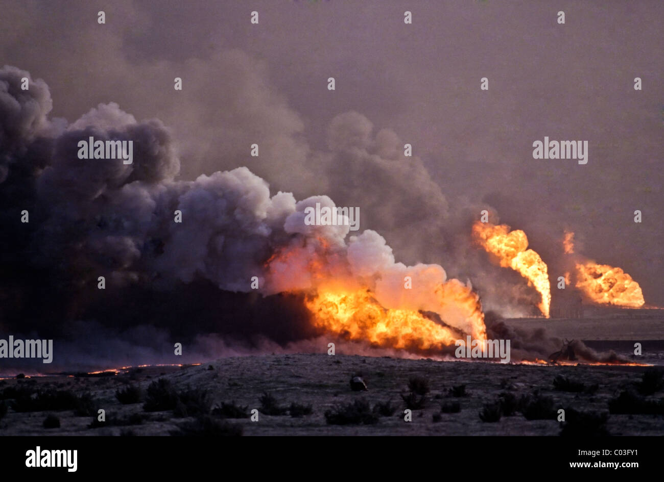 Burning oil kuwait hi-res stock photography and images - Alamy