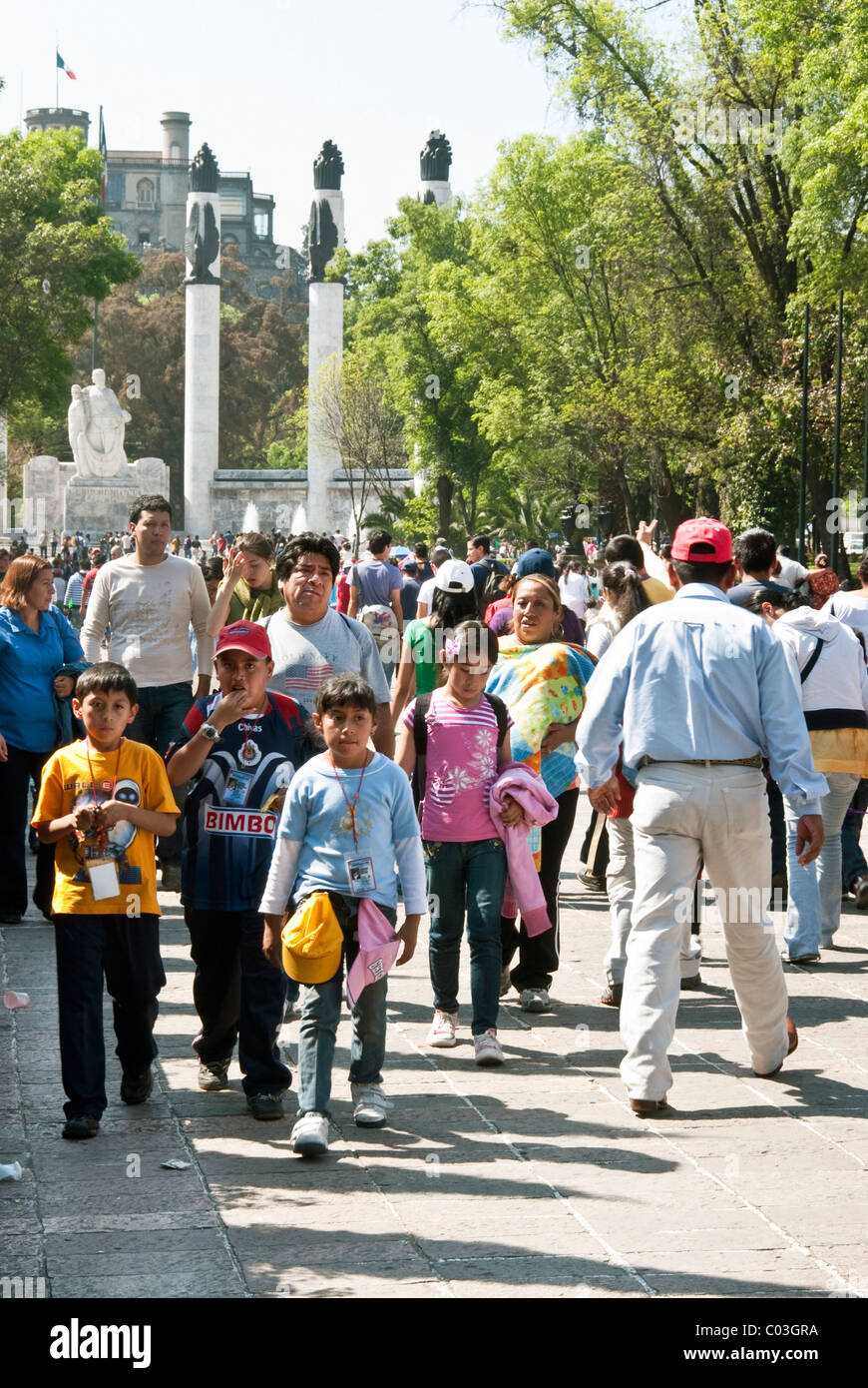 Sunday crowds throng access to Chapultepec Park on axis with Ninos ...