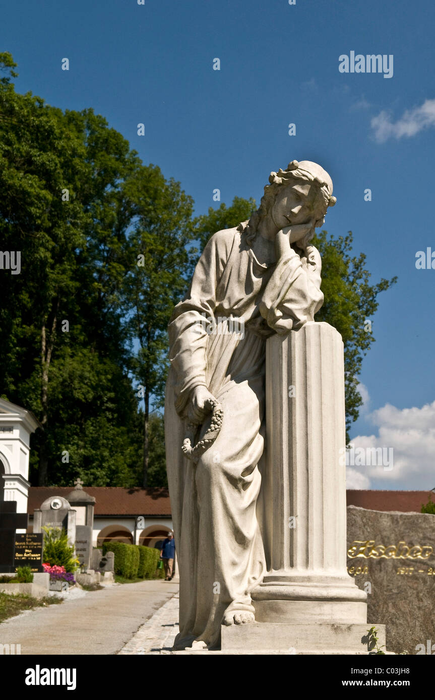 Grieving statue hi-res stock photography and images - Alamy