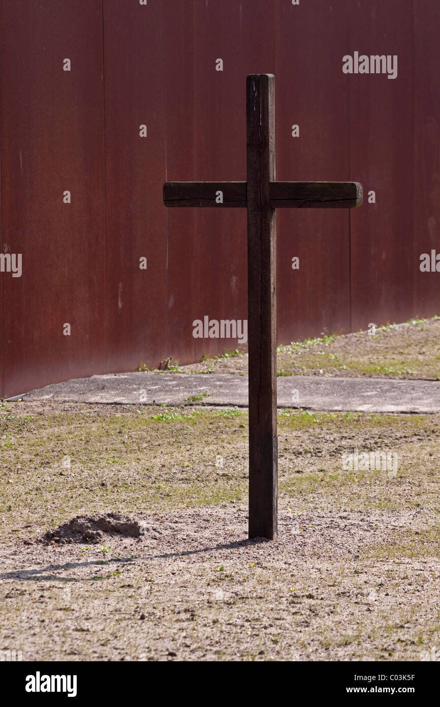 Wooden cross to commemorate the victims of the Berlin Wall, Berlin Wall ...