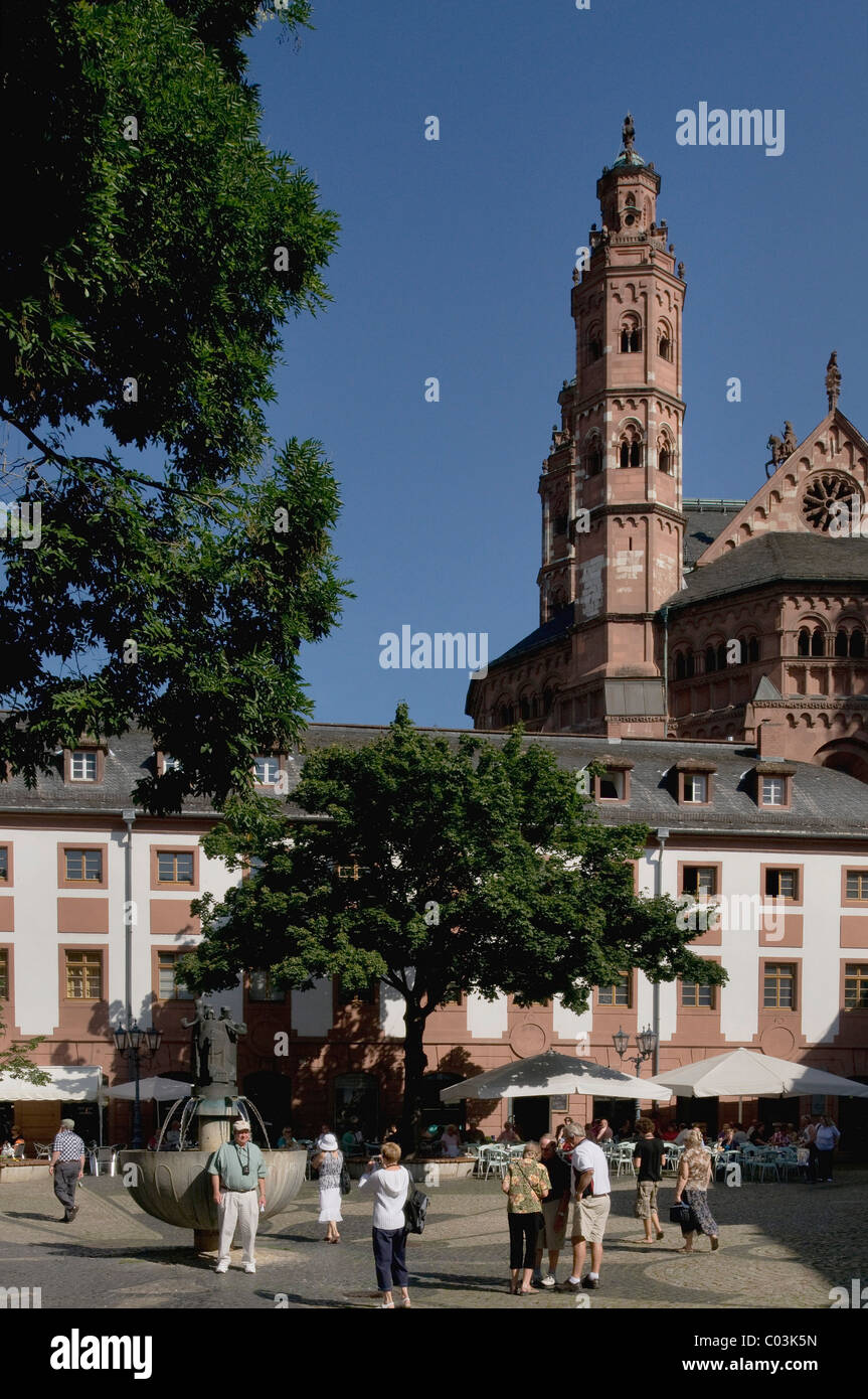 Tourists on Leichhof square at the rear of Mainz Cathedral of St ...