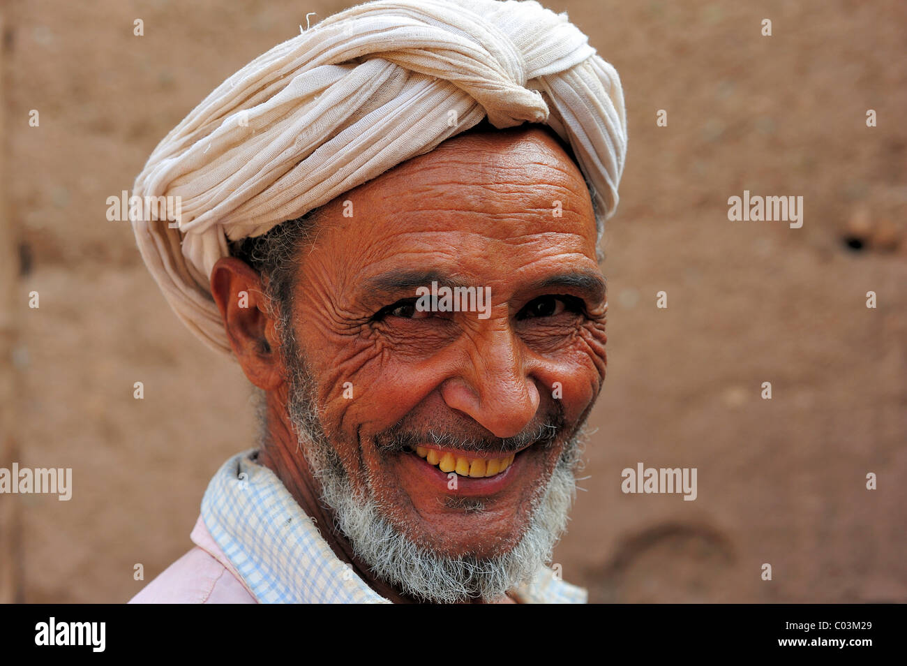 Portrait, elderly Berber man wearing a turban, Kelaa M'gouna, High ...
