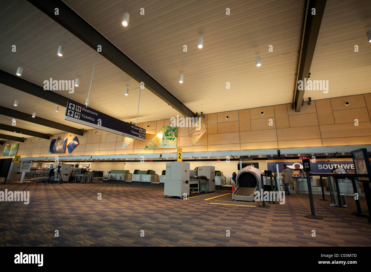 Ticketing area international airport hi-res stock photography and ...