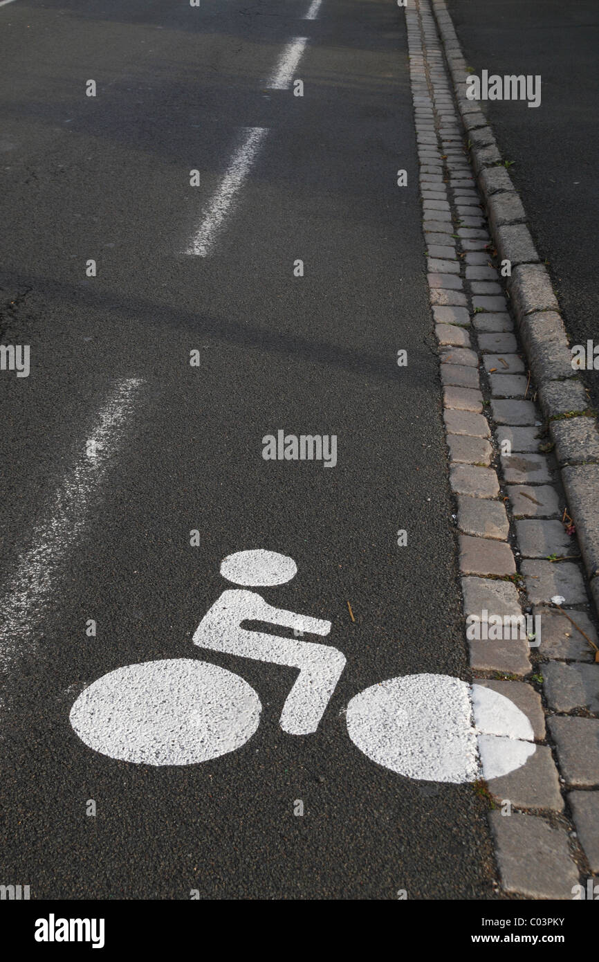 Cycle lane logo on road hi-res stock photography and images - Alamy