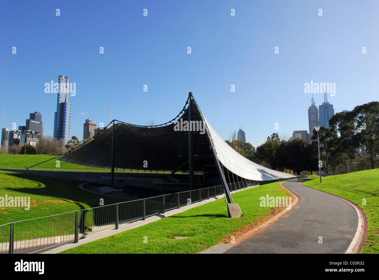 Sidney Myer music bowl with Melbourne city skyline behind Stock Photo ...