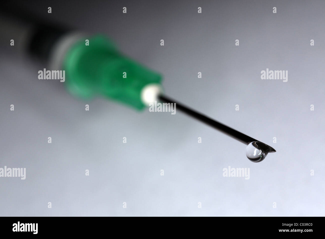 Syringe needle drop clear liquid hi-res stock photography and images ...