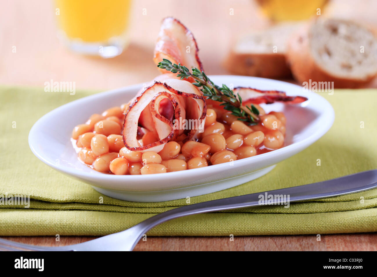 Breakfast of baked beans and bacon - closeup Stock Photo - Alamy