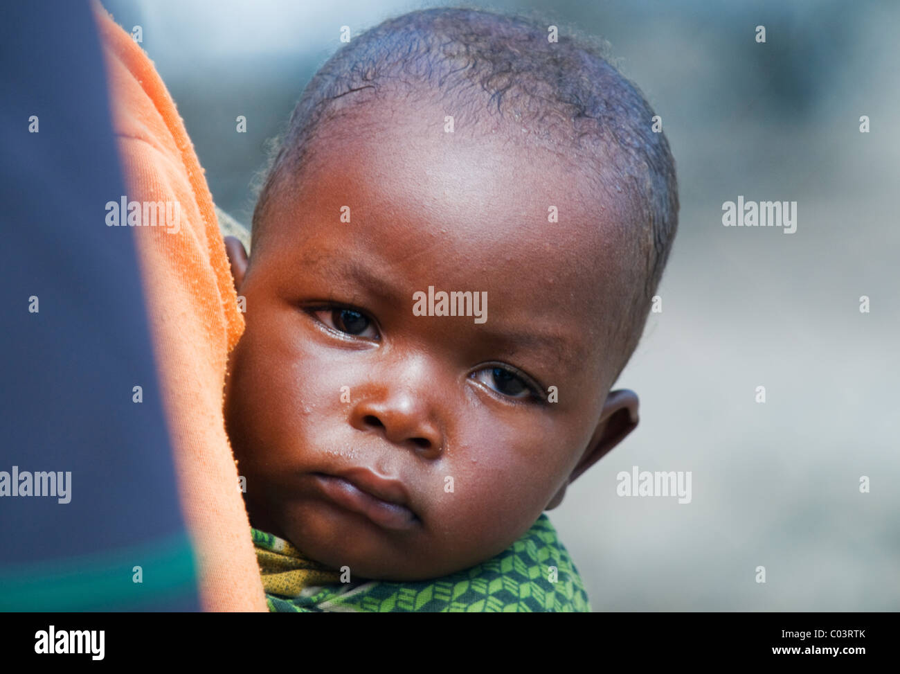 zambian child on mother's back zambia Stock Photo - Alamy