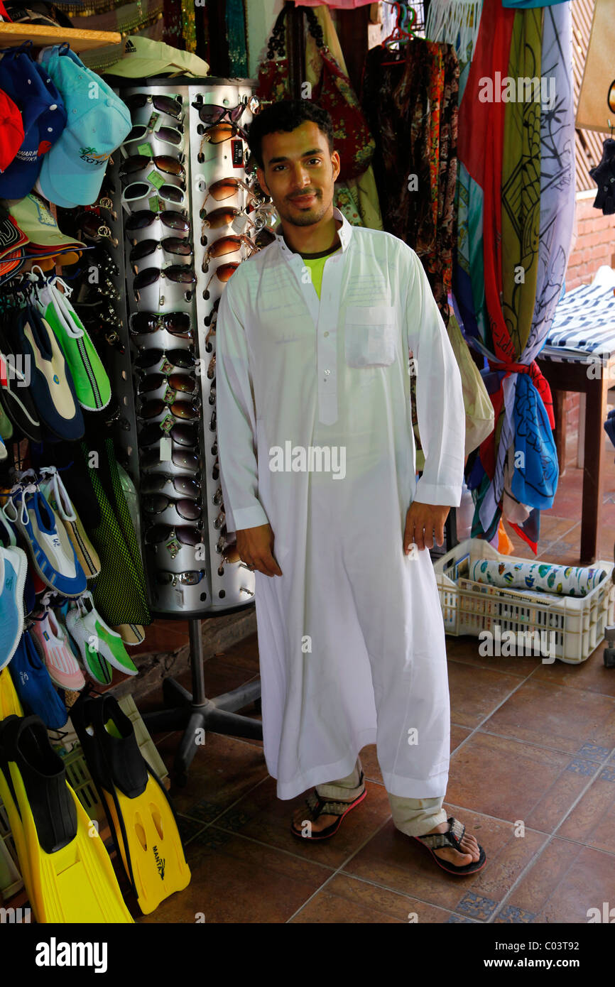 Dishdash Arab Stock Photos & Dishdash Arab Stock Images - Alamy