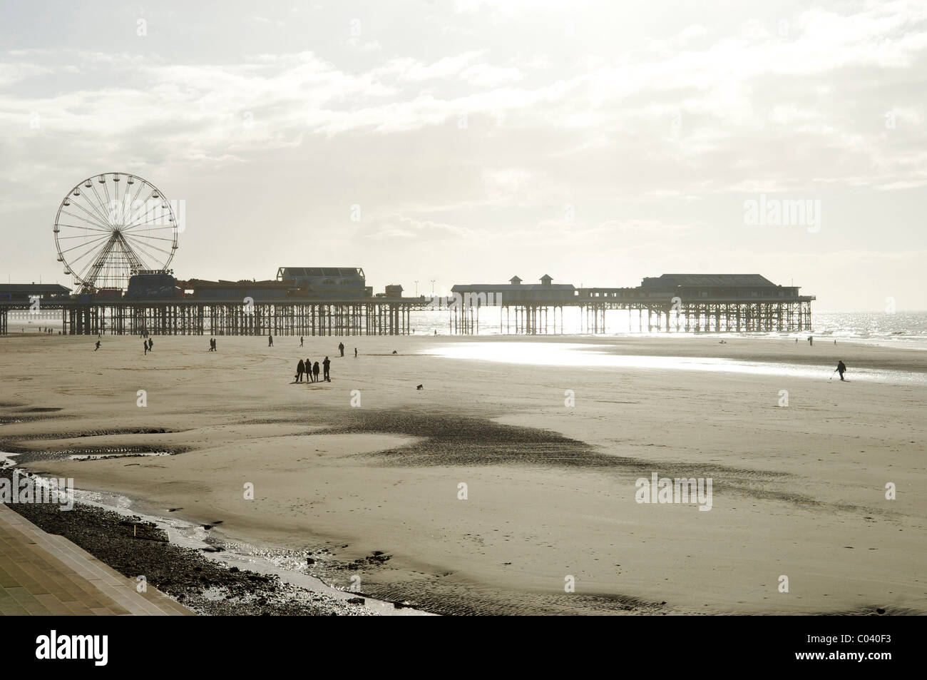 Blackpool beach and pier hi-res stock photography and images - Alamy
