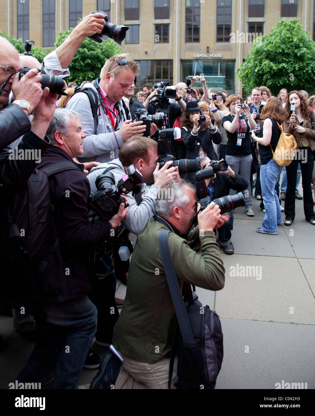 Press pack of photographers, Edinburgh, Scotland Stock Photo - Alamy
