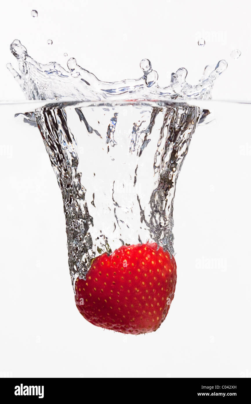 Strawberry water splash hi-res stock photography and images - Alamy