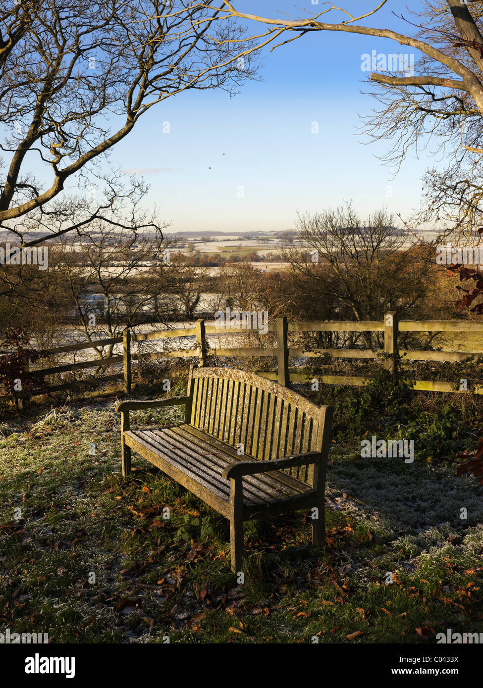 bench garden winter Stock Photo - Alamy