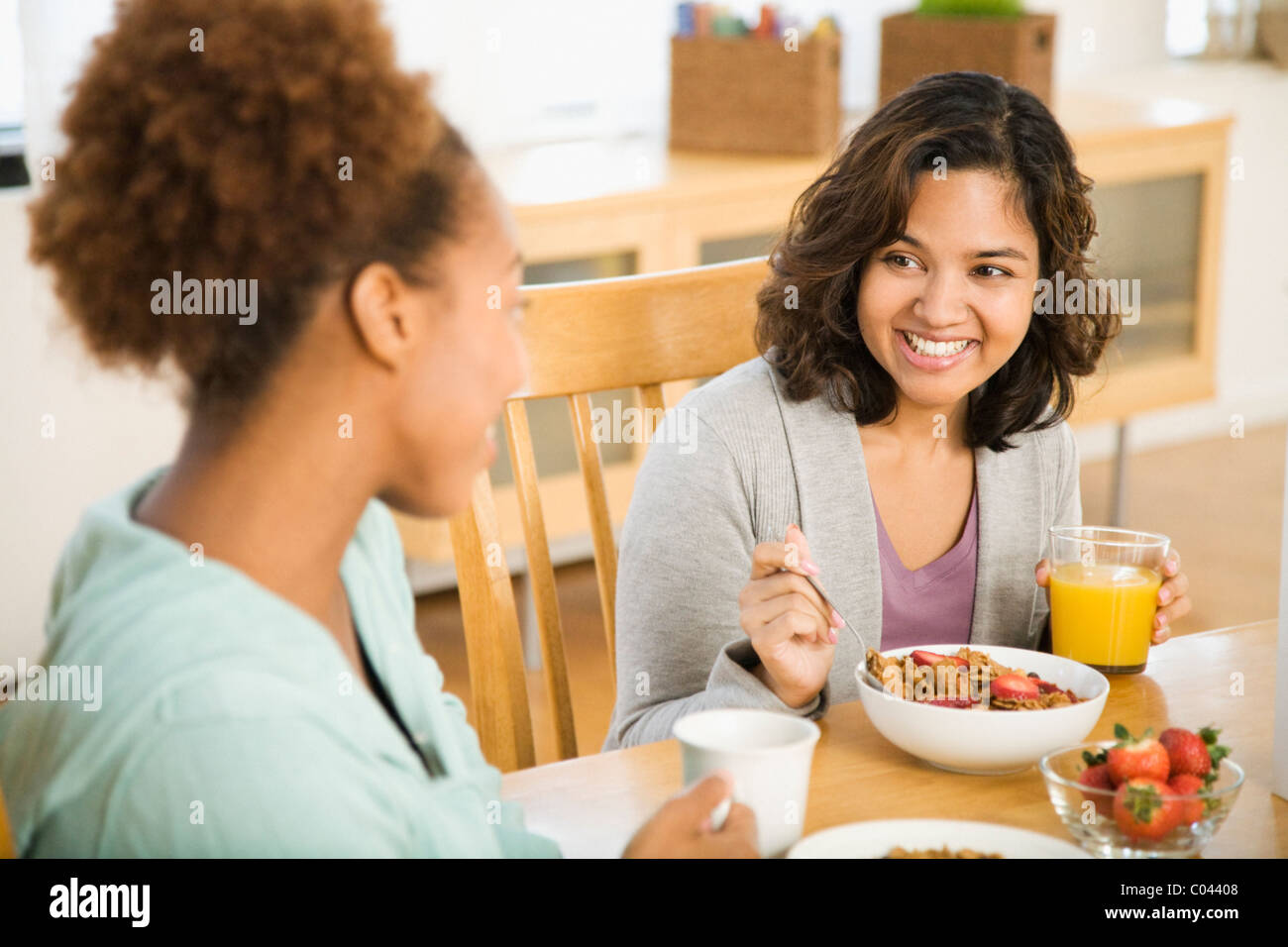 2 women having breakfast and talking Stock Photo - Alamy