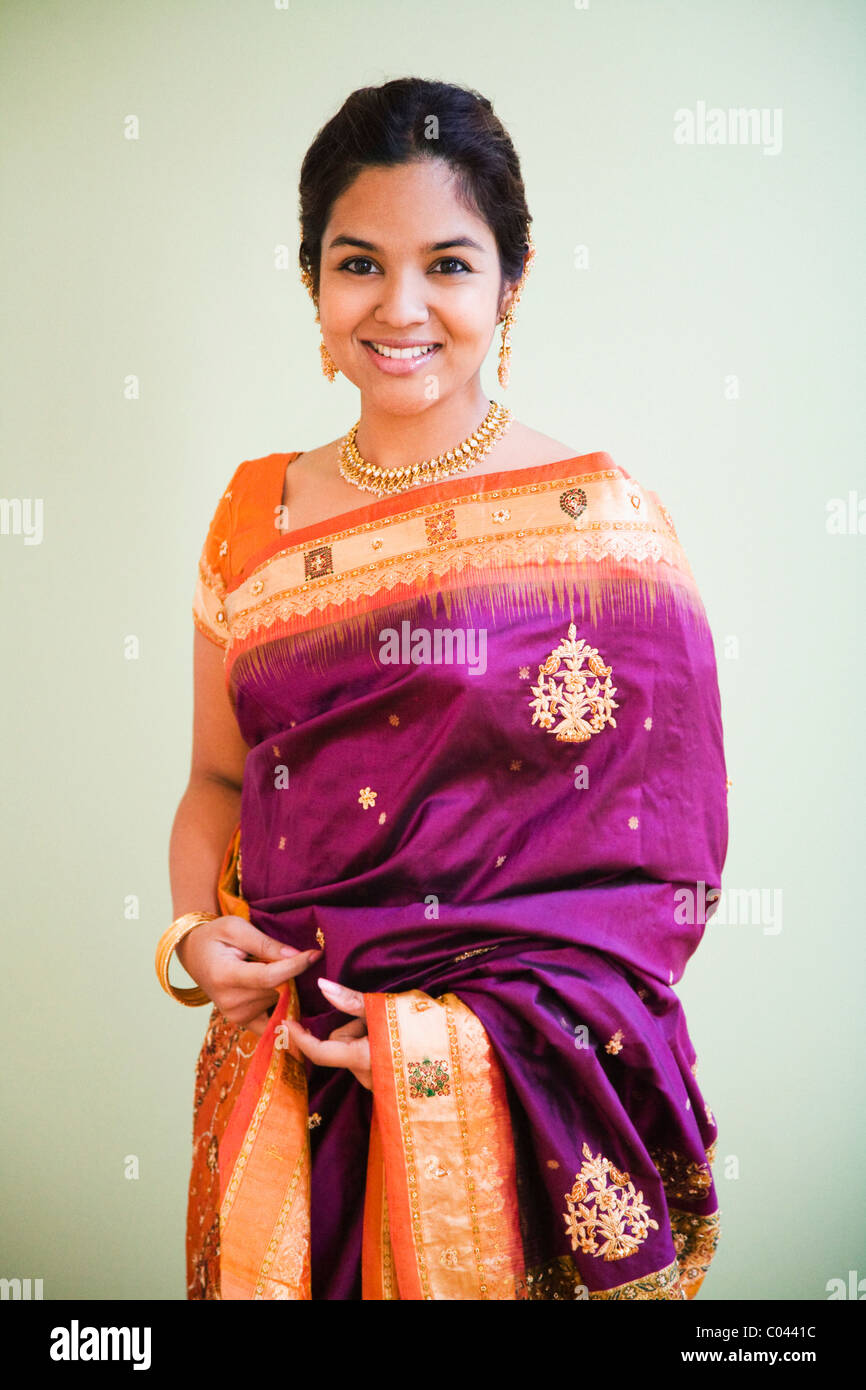 Sari hi-res stock photography and images - Alamy