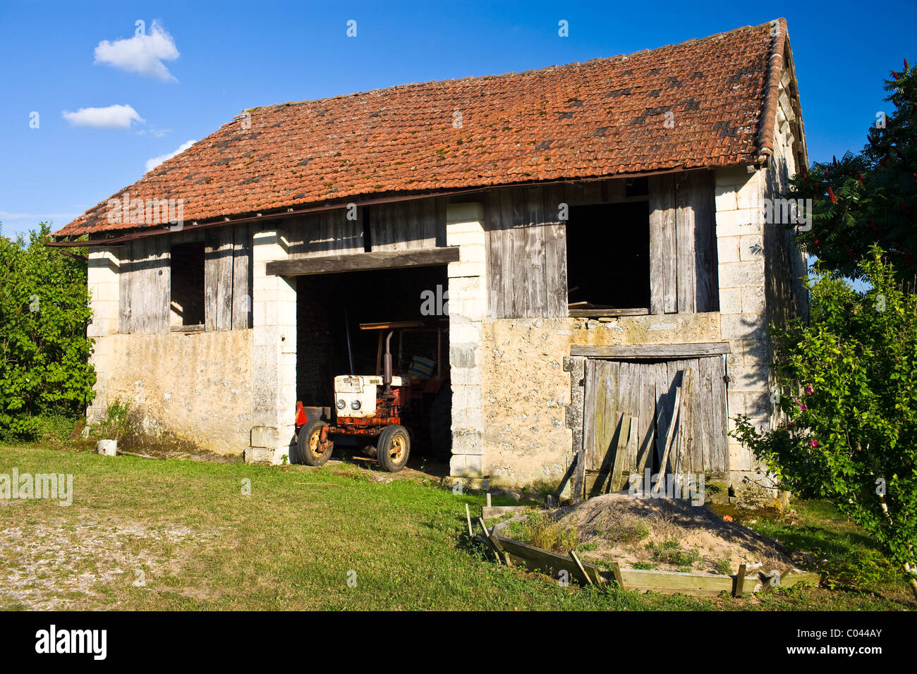 Old farmyard hi-res stock photography and images - Alamy
