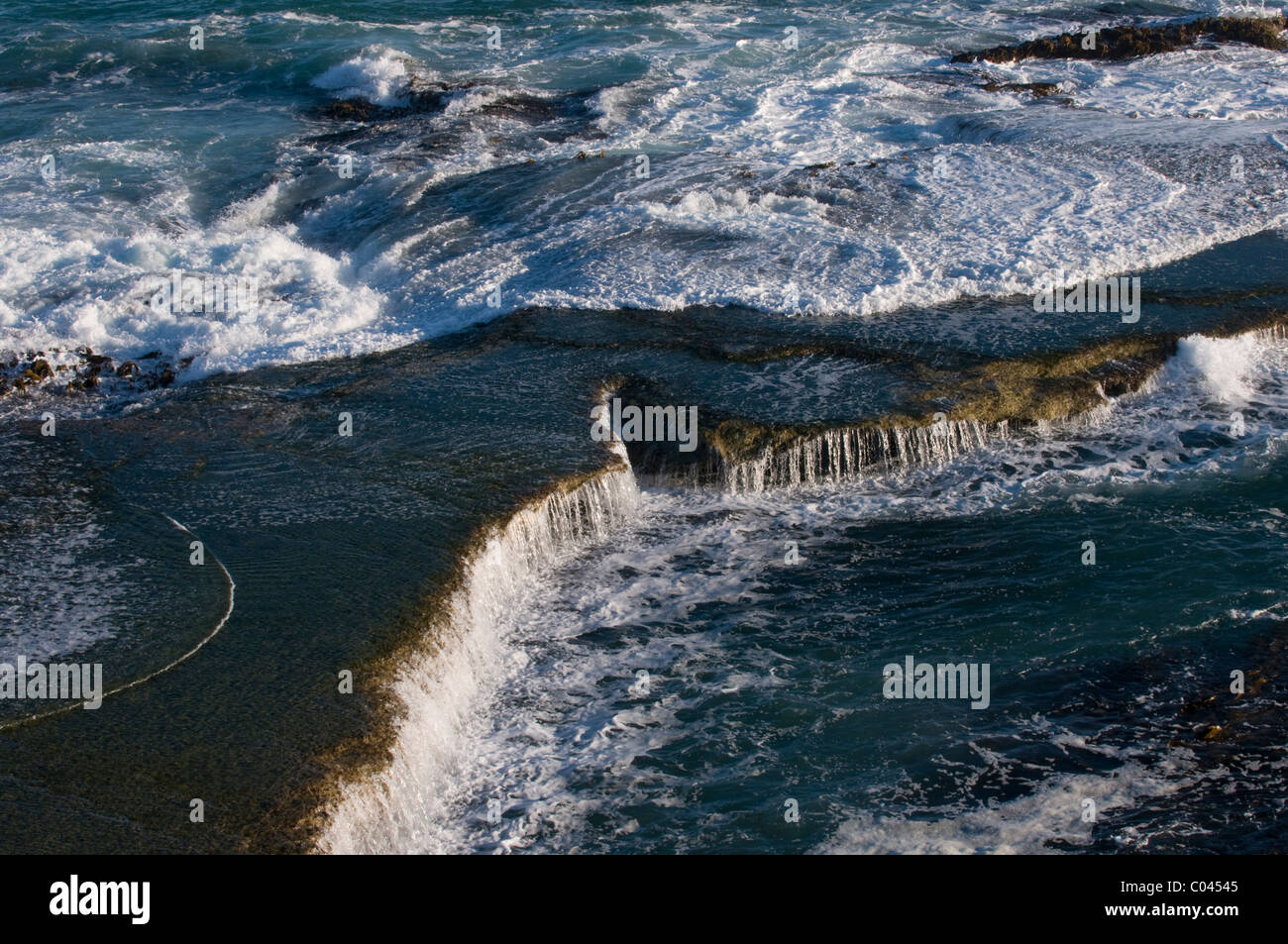 Waves crashing over rocks hi-res stock photography and images - Alamy