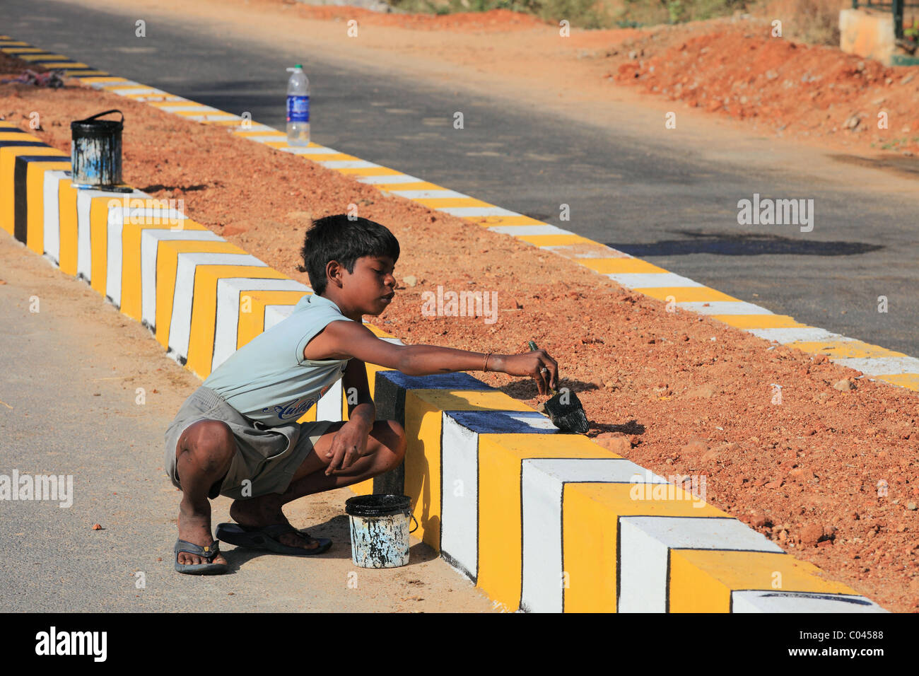 Road side worker Andhra Pradesh South India Stock Photo - Alamy