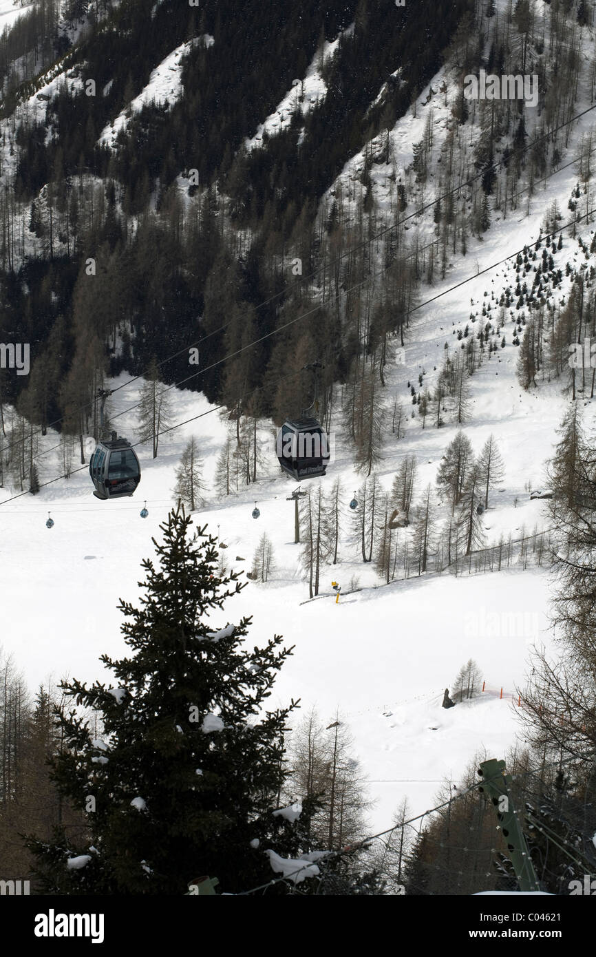 Cable car traversing hi-res stock photography and images - Alamy