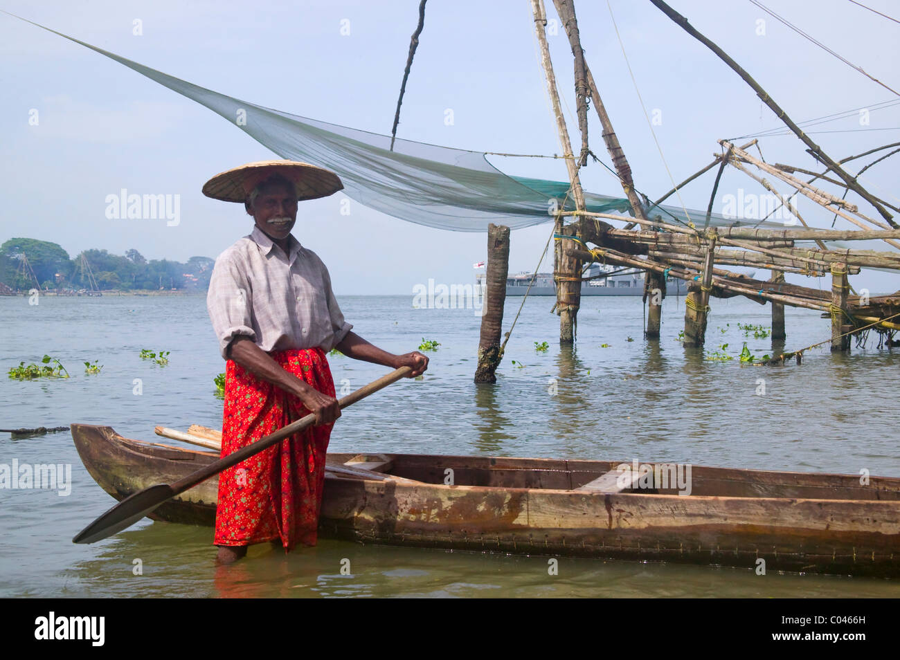 Fisherman with Chinese fishing net, Kochi, Kerala, India Stock Photo ...