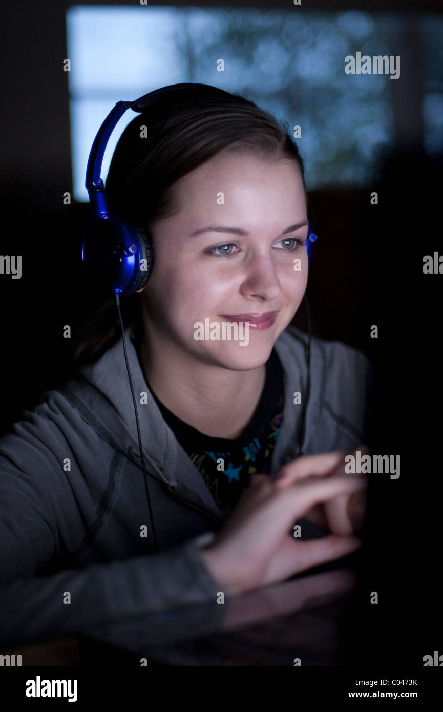 Teen computer reaction teenager hi-res stock photography and images - Alamy