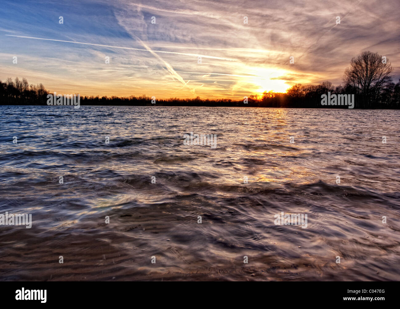 Das Bild zeigt einen See während Sonnenuntergangs. The picture shows a ...