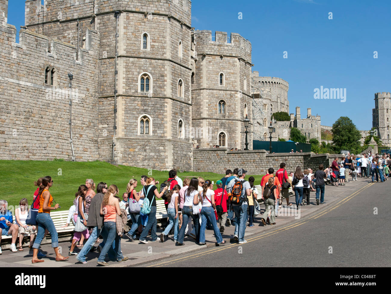 Windsor castle crowd people hi-res stock photography and images - Alamy