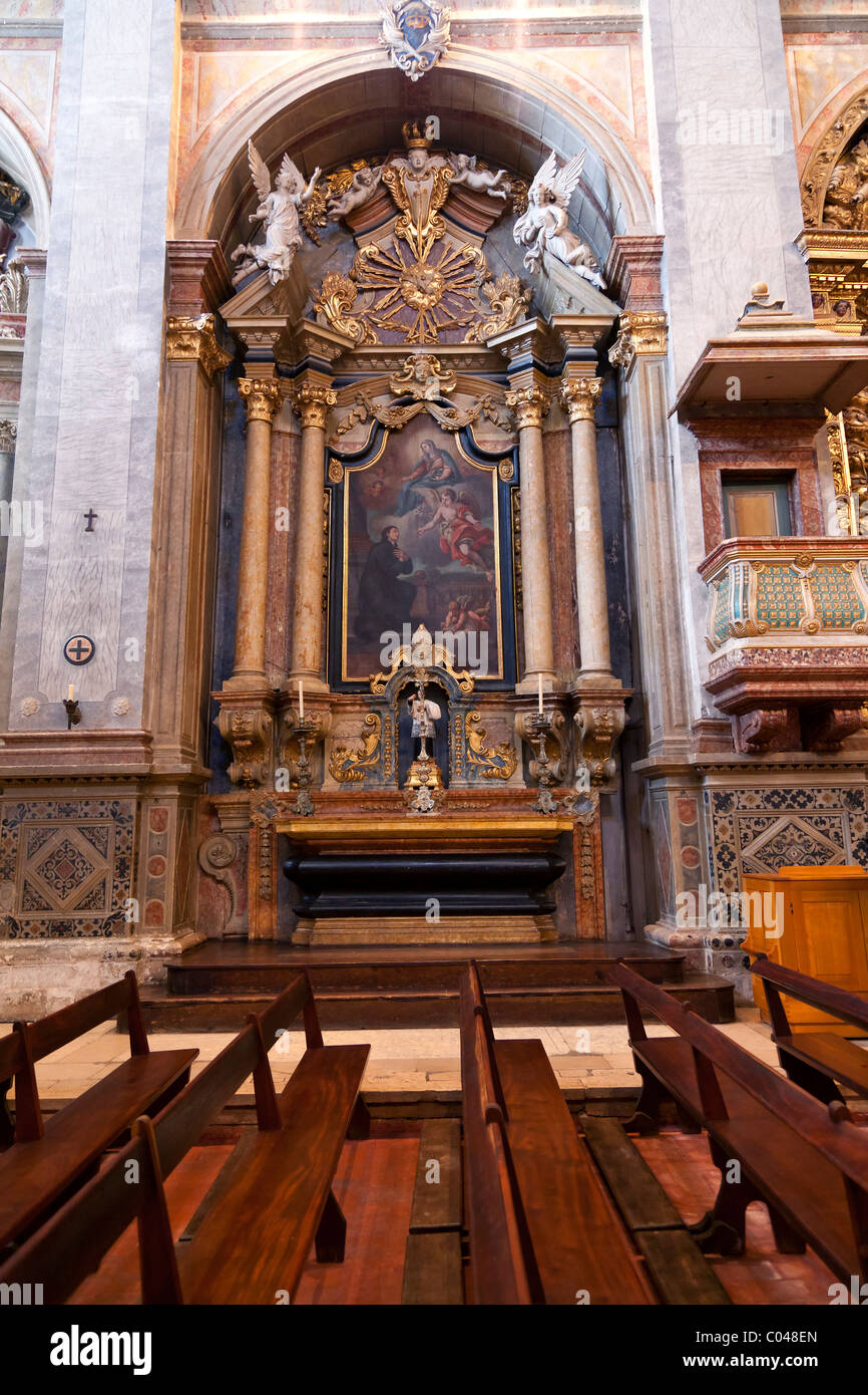 Gilded side altar in Santarém Cathedral / Se or Nossa Senhora da ...