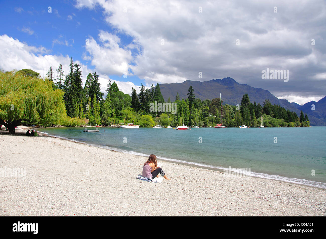 Queenstown Bay beach and Lake Wakatipu, Queenstown, Otago Region, South ...