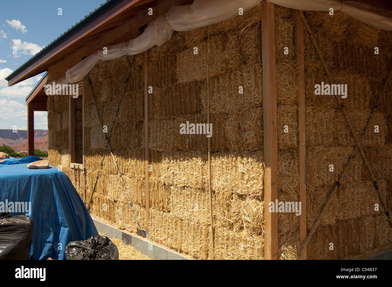 Straw construction house hi-res stock photography and images - Alamy