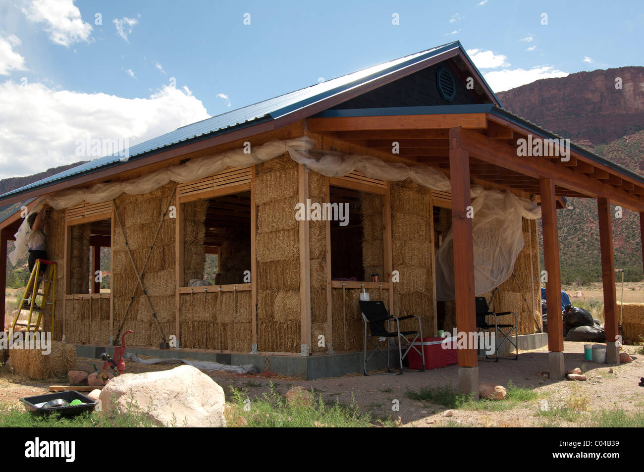 Strawbale house under construction Stock Photo - Alamy